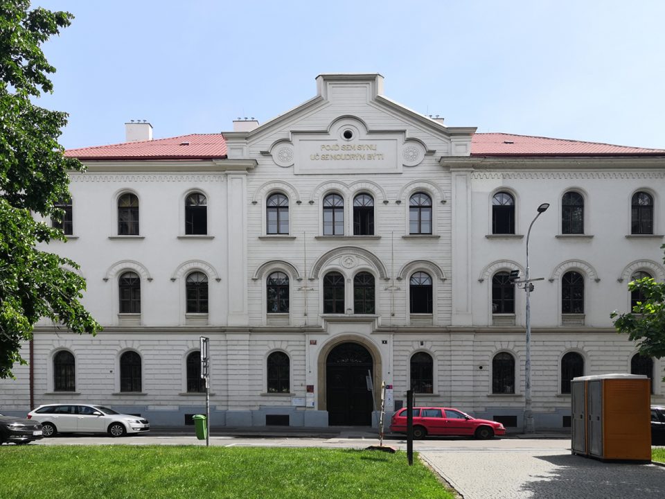 Jazykové kurzy pro seniory Praha i online | Jipka | Akademie 3. věku